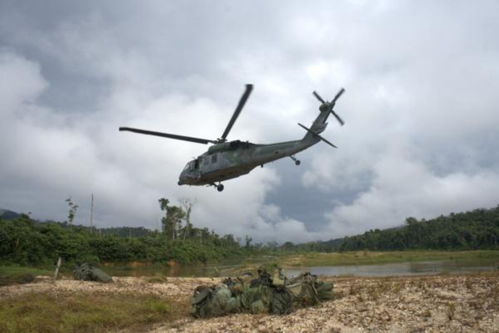 Comando Conjunto da FAB e do Exército destrói dragas utilizadas no ...