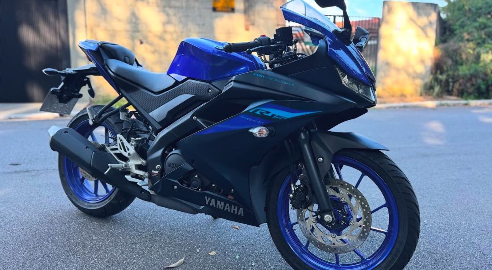 Teste com a Yamaha YZF-R15: a esportiva mais barata do segmento ...