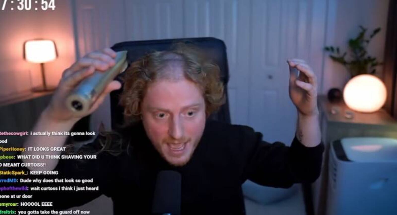 Streamer descobre que cabeça está 'deformada' após uso contínuo de fone ...