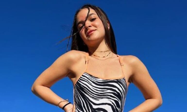 Mel Maia arrasa com maiô cavado de estampa animal em dia de praia – R7 ...