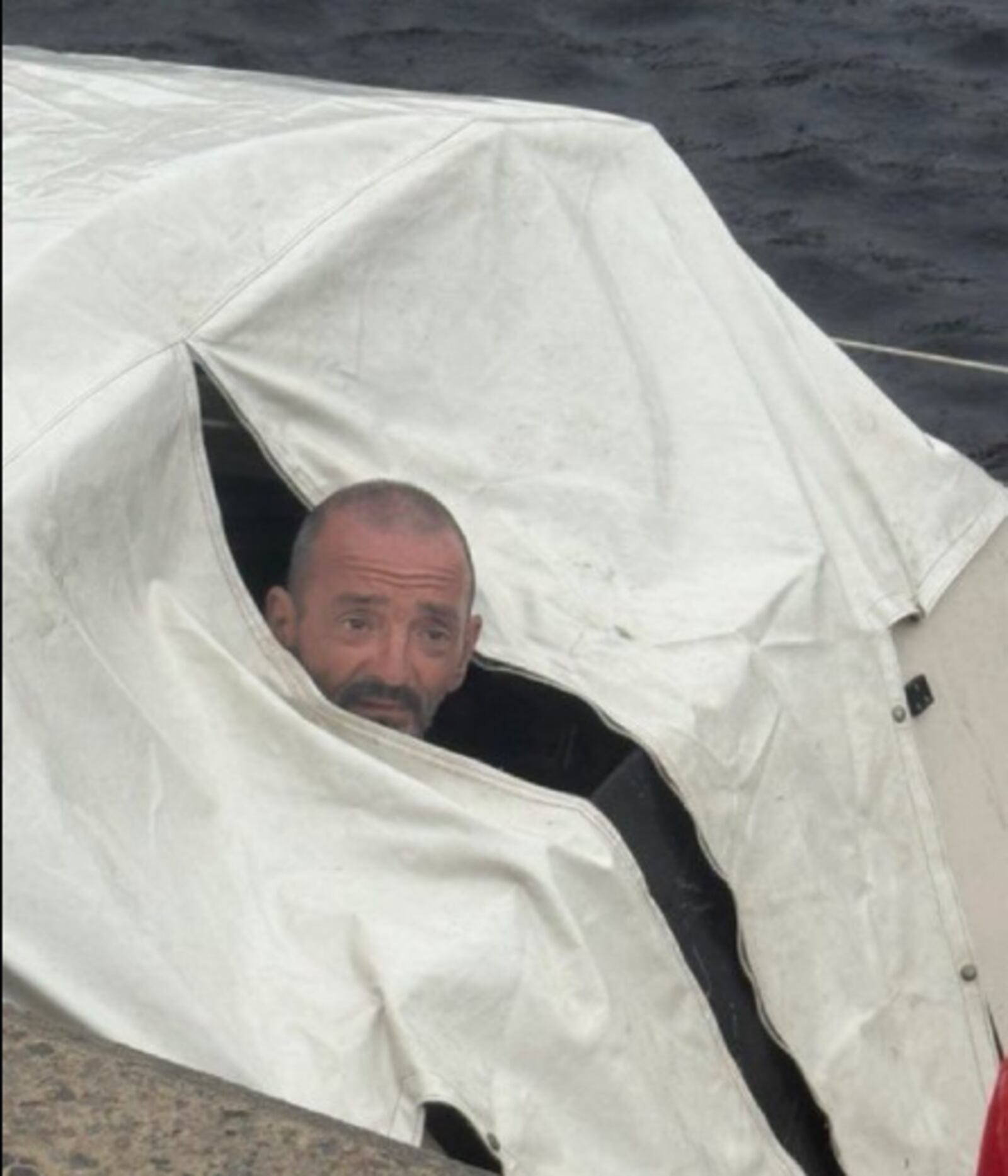 Homem desafia Furacão Milton em seu barco e sobrevive: “Estou bem ...