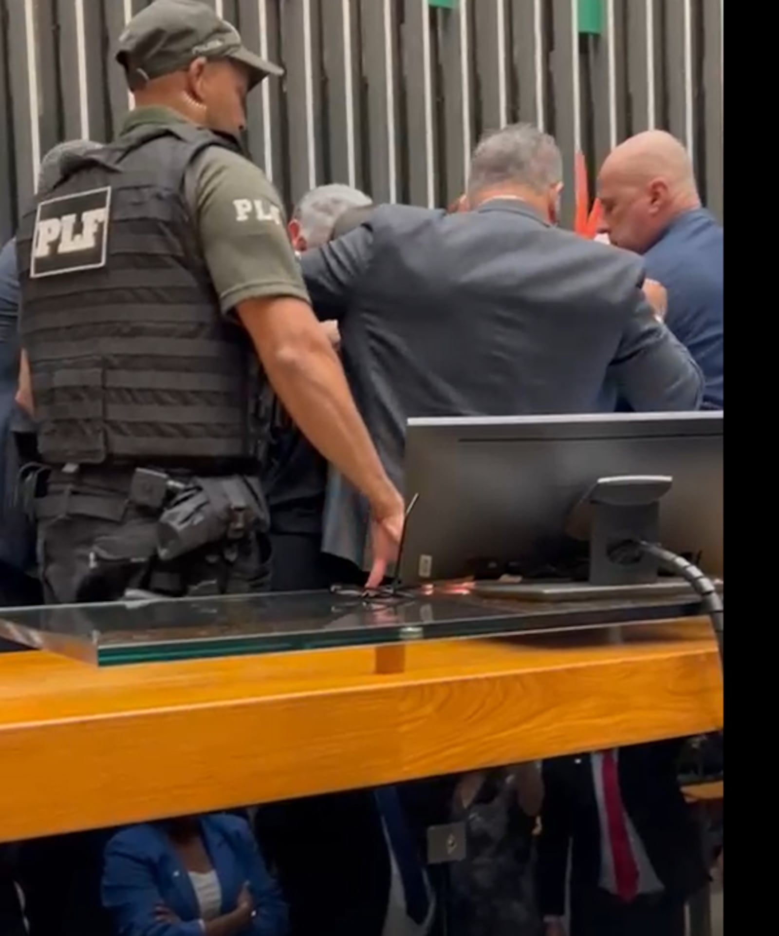 Glauber Braga é retirado à força da cadeira do presidente da Câmara ...