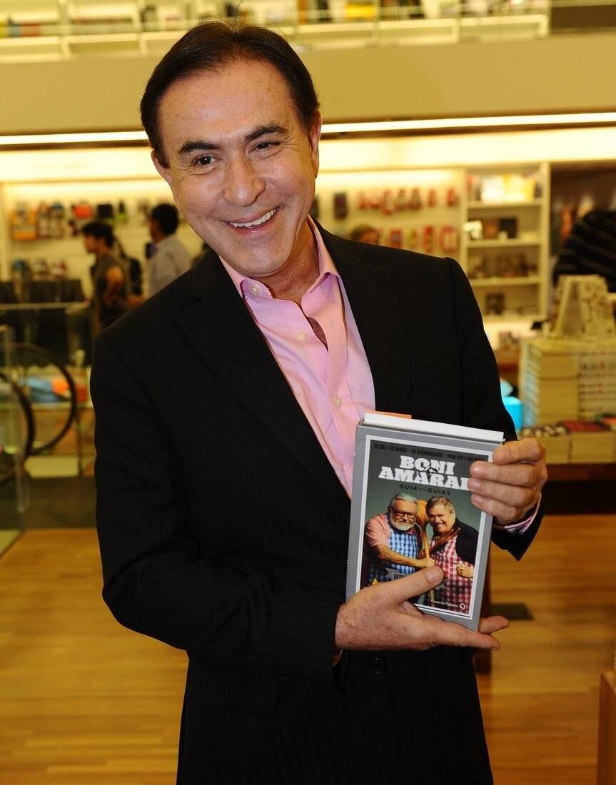 Boni lança livro em São Paulo e recebe carinho de amigos famosos – R7 ...