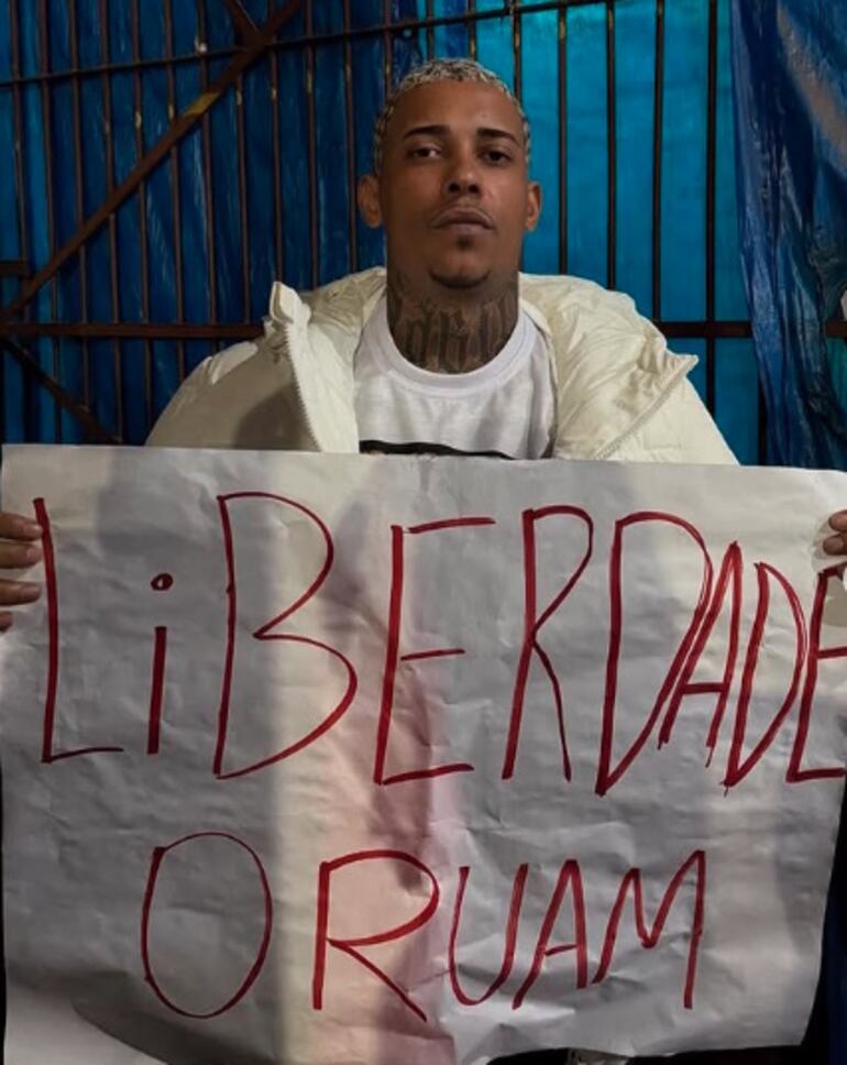 MC Poze participa de ato na porta de presídio para pedir liberdade para ...