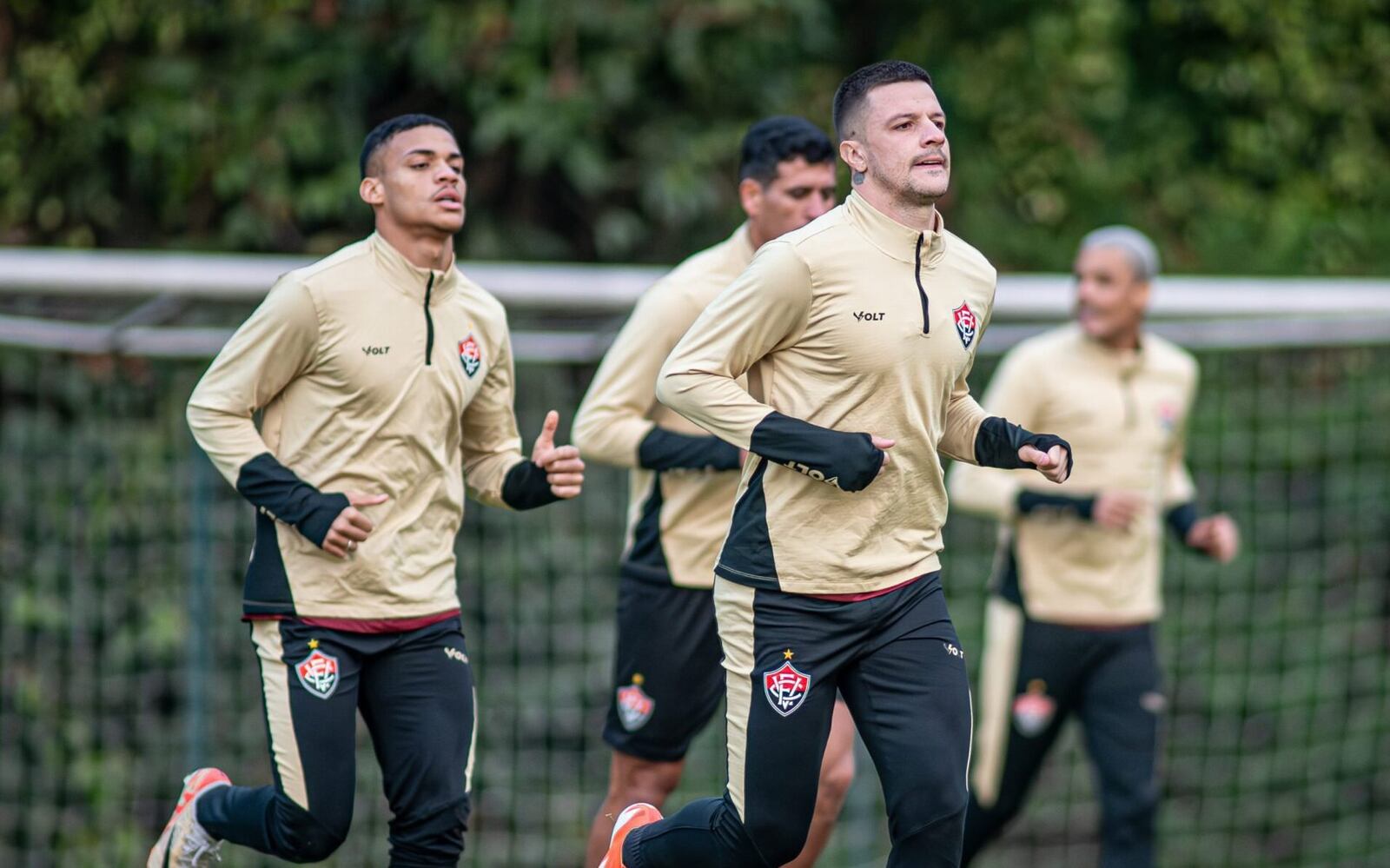 Com volta de Kayzer, veja provável time do Vitória contra o Corinthians ...