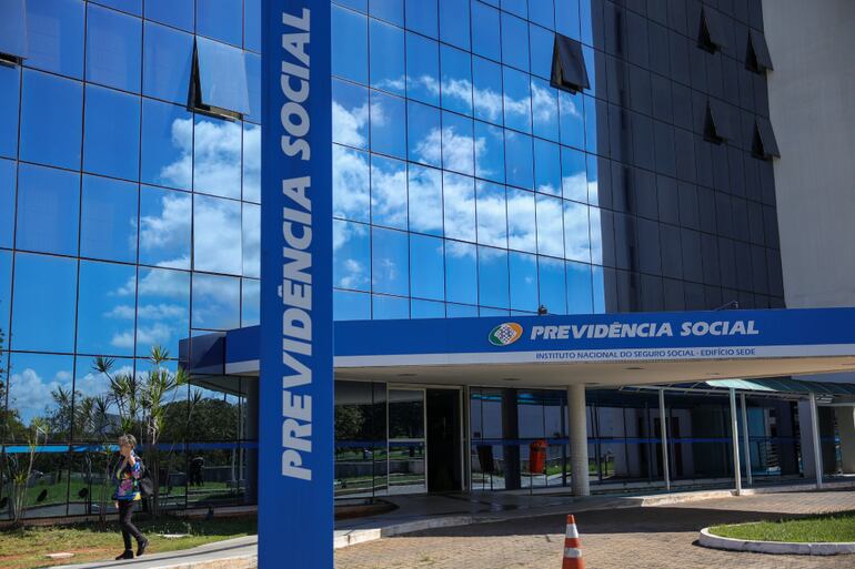 INSS suspende contratos com a Crefisa após denúncias de irregularidades ...
