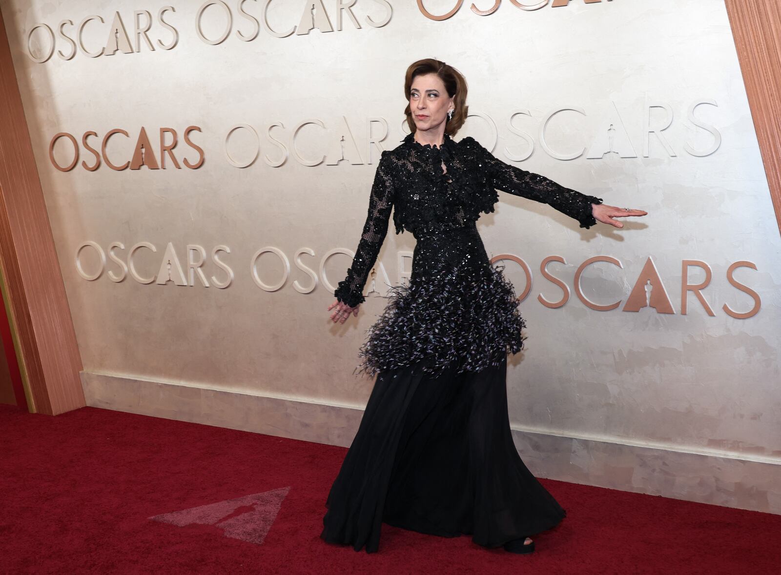 Fernanda Torres chega ao tapete vermelho do Oscar; veja o look – R7 ...