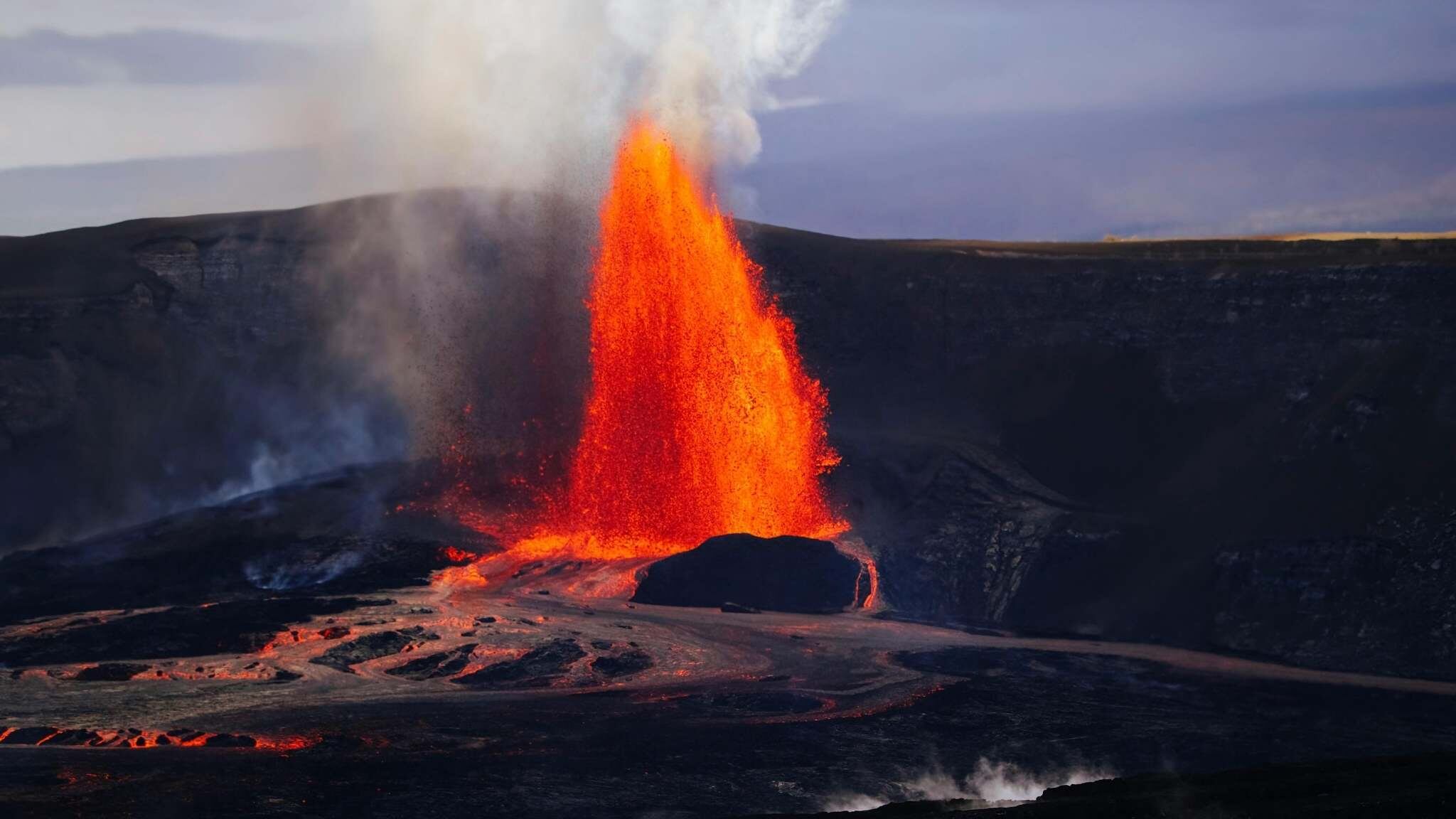 Vulcão Kilauea no Havaí lança lava a mais de 460 metros de altura ...