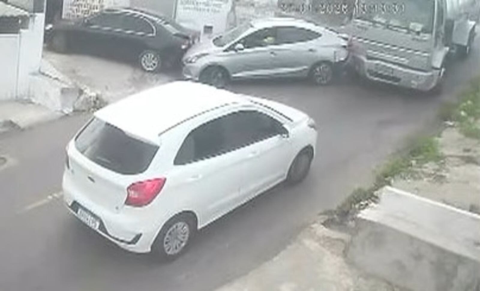Caminhão perde controle e arrasta carros em bairro de João Pessoa ...