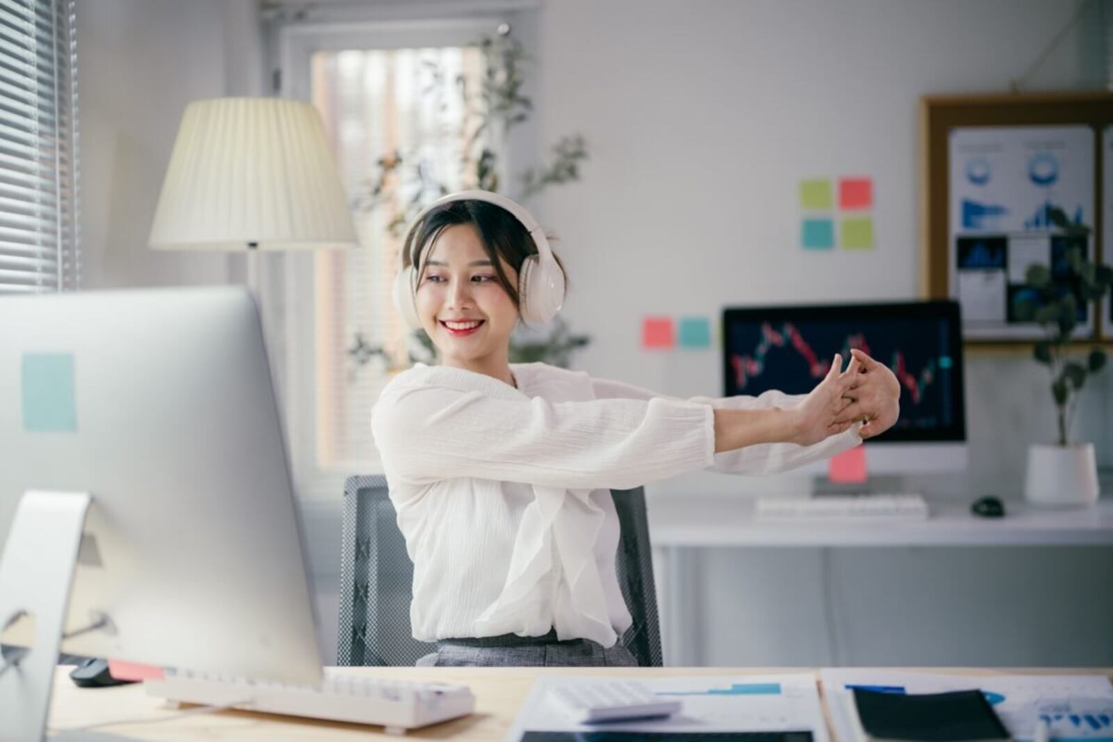 Menos dor, mais produtividade: 4 alongamentos para fazer no trabalho ...