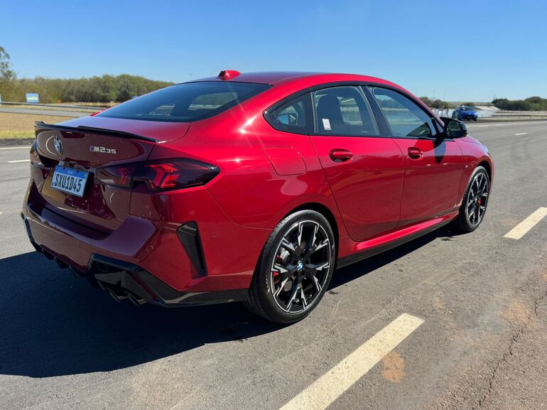 Testamos o novo BMW M235 2026: entrada no mundo dos esportivos ...