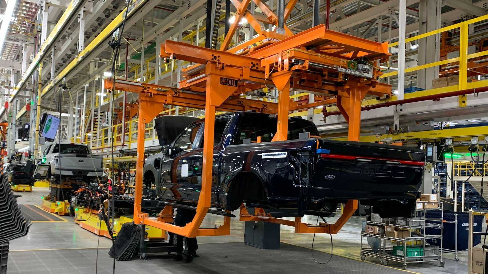 Trump visita Ford, comemora crescimento da indústria e celebra fim da F ...