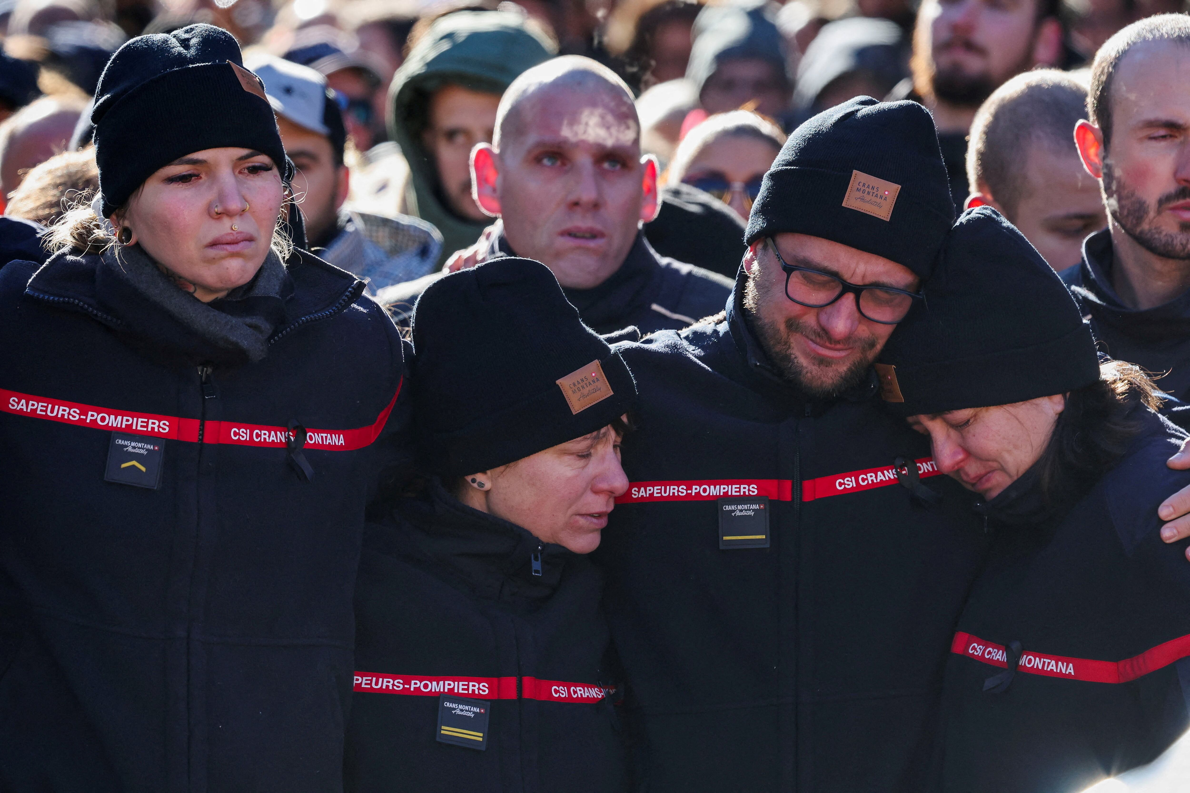 Centenas de pessoas marcharam em silêncio para homenagear vítimas de ...
