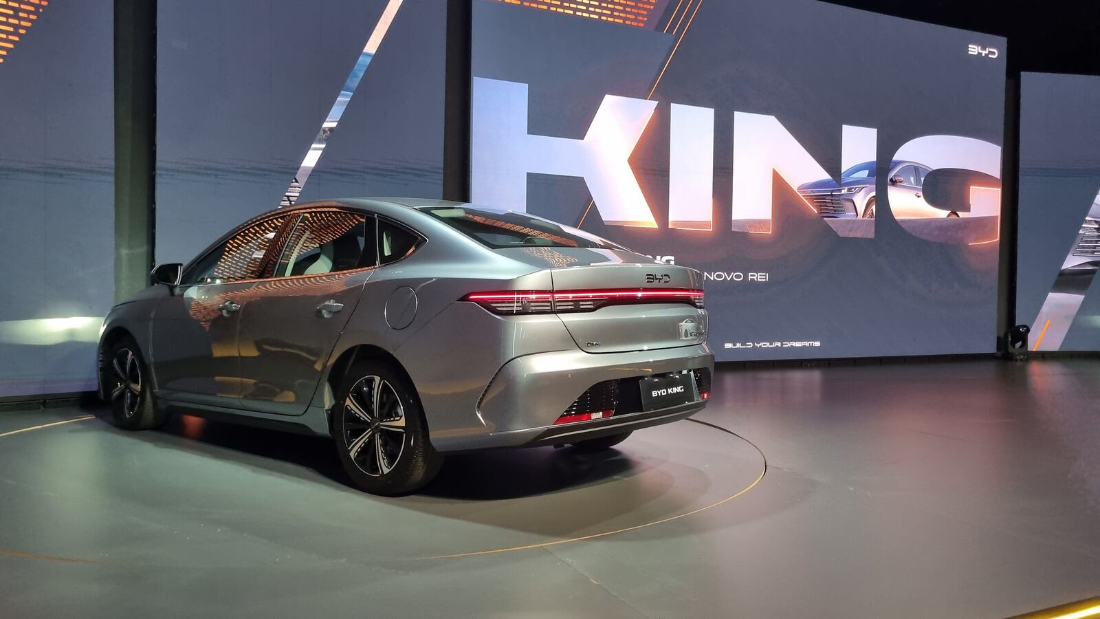 BYD King chega ao Brasil para brigar com Corolla híbrido; veja preços e ...